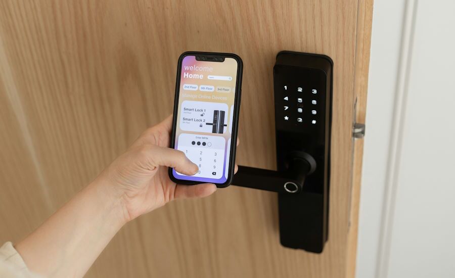 Välj ett passersystem som låses upp med mobiltelefon och app